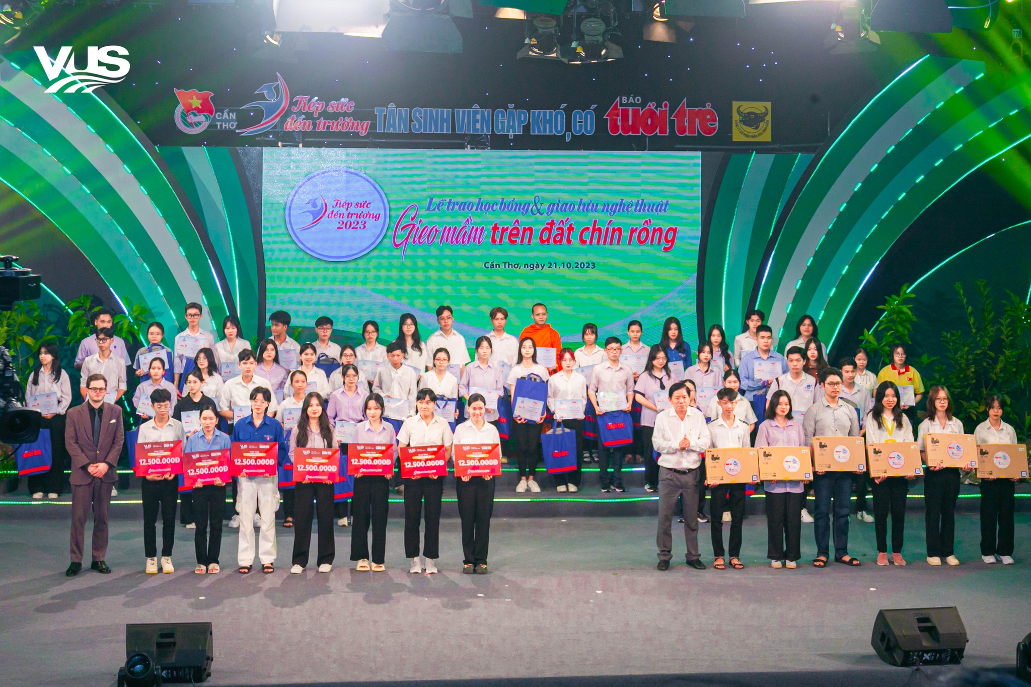 VUS ACCOMPANIES TUOI TRE NEWSPAPER IN AWARDING ENGLISH SCHOLARSHIPS - VUS