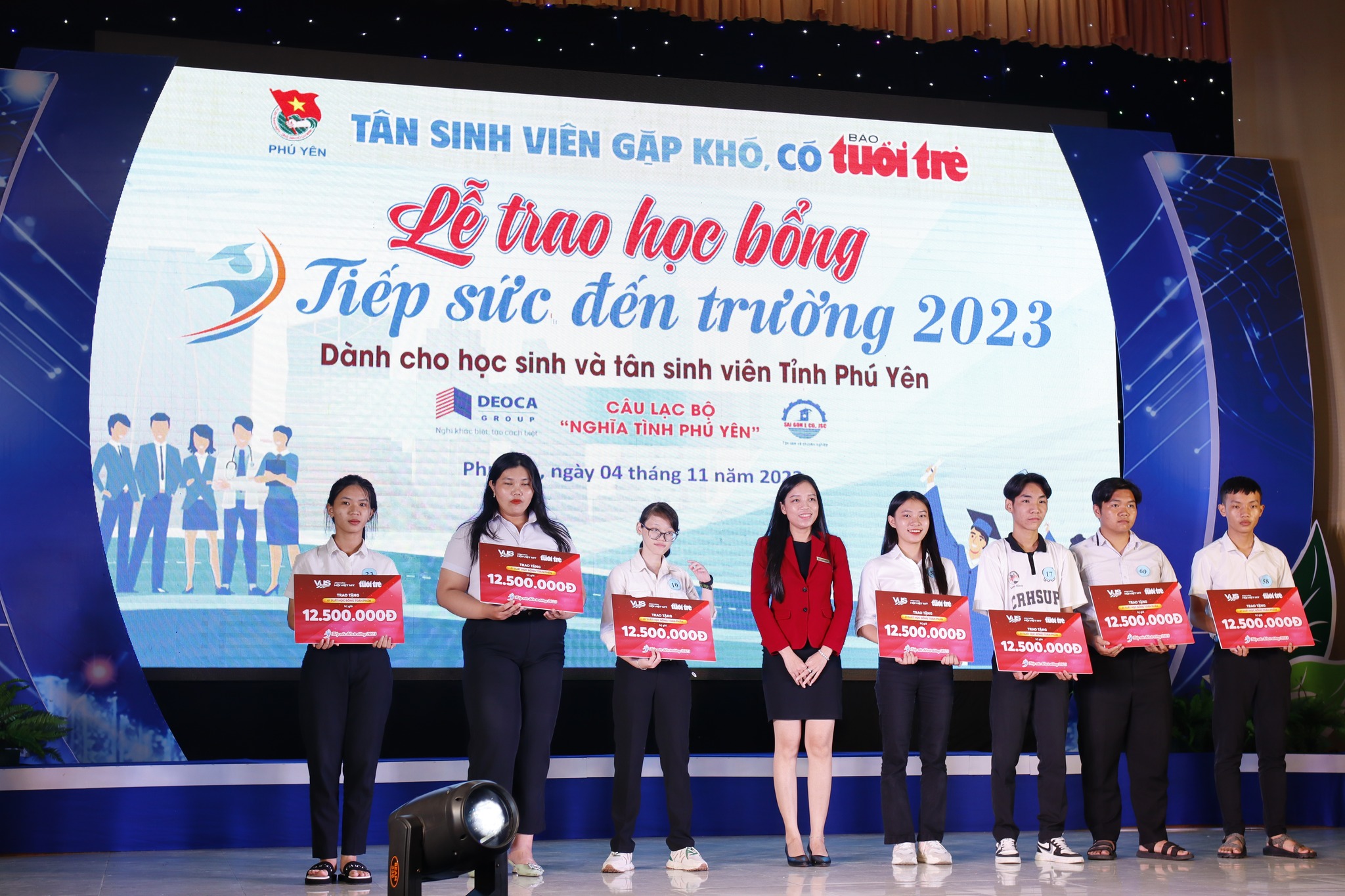 VUS ACCOMPANIES TUOI TRE NEWSPAPER IN AWARDING ENGLISH SCHOLARSHIPS - VUS